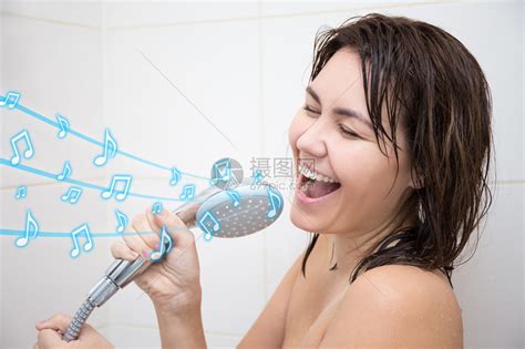 美丽的黑发女人在淋浴高清图片下载 正版图片504899245 摄图网