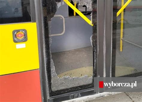 Awantura w miejskim autobusie w Kielcach Gapowicz wybił szybę