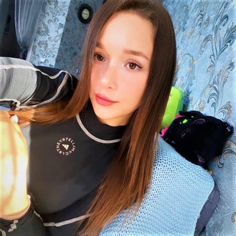Ellie Leen Biography Born Gamer