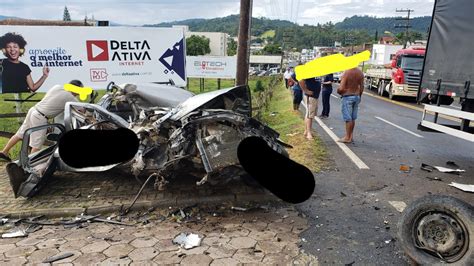 FOTOS Motorista fica preso às ferragens após bater em caminhão no Alto