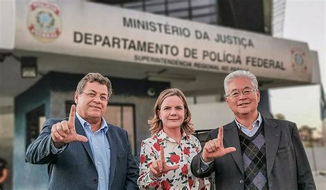 Gleisi Hoffmann visita Lula e critica Bolsonaro Deveria Política