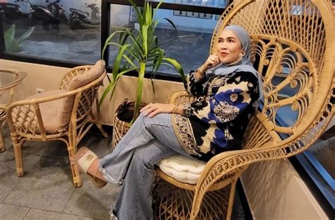 Profil Dan Biodata Umi Kalsum Ibu Ayu Ting Ting Perempuan Depok Yang
