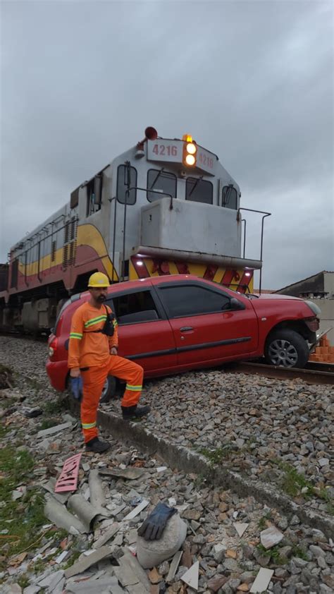 Vídeo Carro é arrastado por trem ao atravessar trilhos em SC