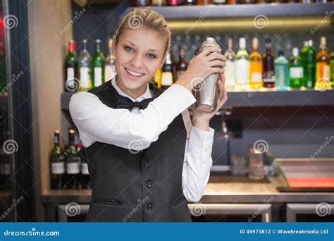 Nätt Blond Servitris Som Skakar Coctailen Arkivfoto Bild av lyckligt