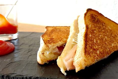 Schinken Käse Toast mit schönen italienischen Zutaten