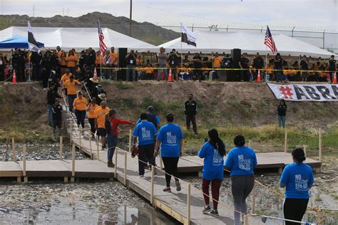 Fotos Familias migrantes separadas se abrazan en frontera México EU