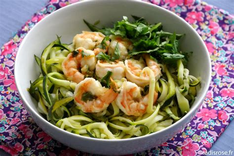 Crevettes marinées au citron vert et spaghettis de courgette radis rose