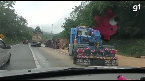 Carreta Tomba E Espalha Carga De Soja Na Pista Em Acidente Na BR 376