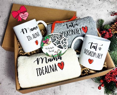 Elegancki Zestaw Ręczników i Kubków z Kolorową Bombką Doskonały