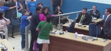 Vereadora é ofendida e chamada de palhaça durante sessão da Câmara em