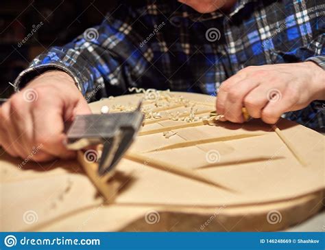 O Processo De Fazer A Guitarra Cl Ssica Imagem De Stock Imagem De