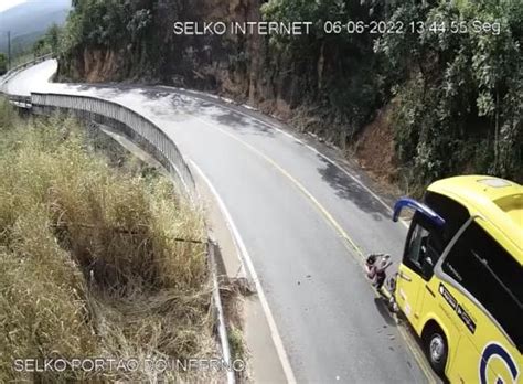 Motociclista invade pista contrária e bate de frente ônibus no