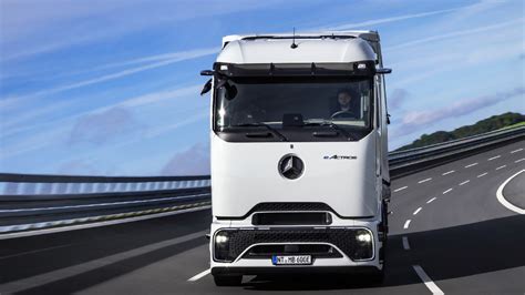 Caminhão Mercedes Benz eActros 600 elétrico faz estreia mundial