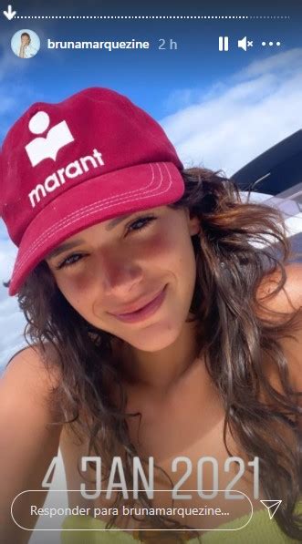 Bruna Marquezine dispensa parte de cima do biquíni em passeio de iate
