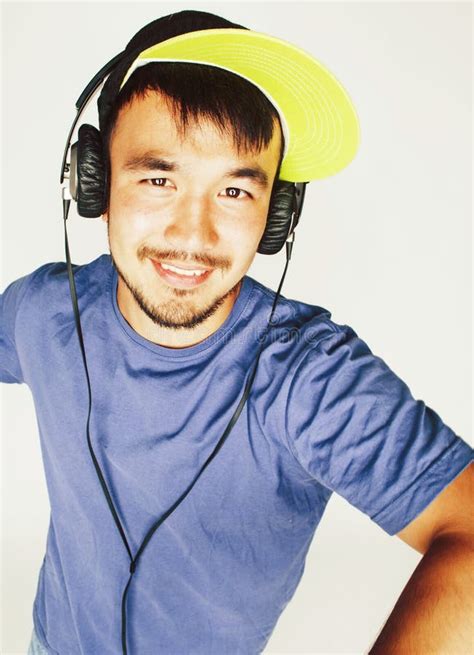 Hombre Asi Tico Joven En M Sica Que Escucha Del Sombrero Y De Los