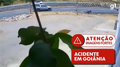 Vídeo Motociclista morre após ser atingido por veículo e bater contra