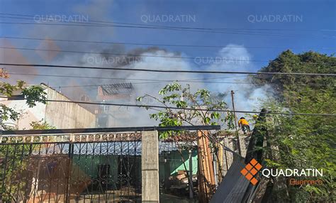 Incendio en lote baldío alcanza 5 casas de lámina y bodega en Acapulco