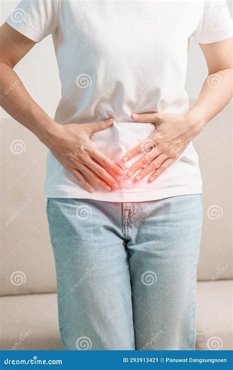 Vrouwenprobleem En Endometriose Hysterectomie En Menstruatie Op De Sofa