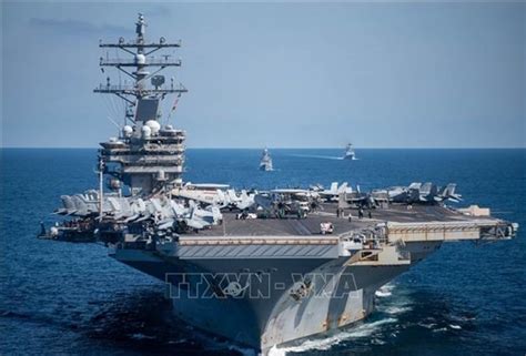 Le Porte Avions De La Marine Am Ricaine Uss Ronald Reagan Visite Le
