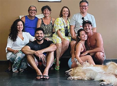 Larissa Manoela e André Luiz Frambach reúnem famílias em foto Quem