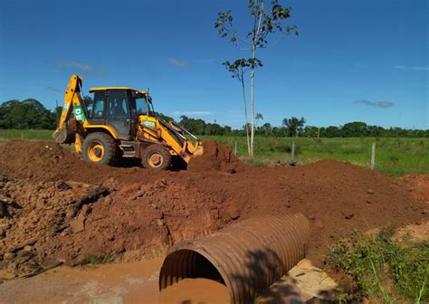 Estradas Transportes Serviços Públicos DER instala tubos de aço na