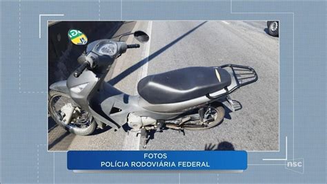 Vídeo Motociclista morre na BR 101 em SC após cair da moto e ser