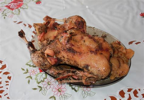 Aromatyczna kaczka pieczona w ziołach z jabłkami DoradcaSmaku pl