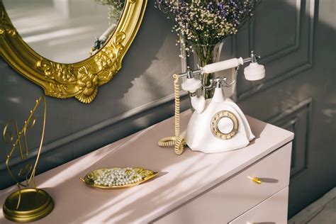 Jakie dekoracje do wnętrz w stylu glamour niezbędnik Woodlove to