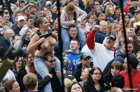 Nackte Konzertbesucherin Porno Bilder
