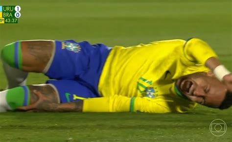 Neymar tem ruptura do ligamento do joelho e passará por cirurgiaJogada