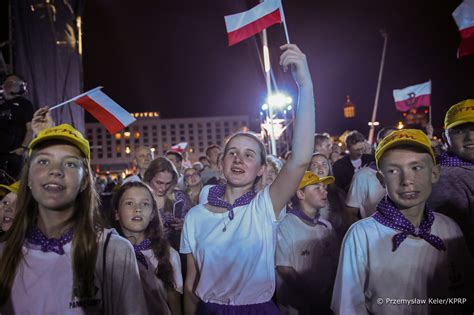 Warszawiacy śpiewają nie zakazane piosenki na Placu Piłsudskiego