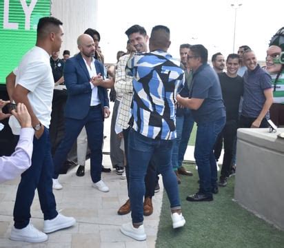 Oribe Peralta Devela Su Estatua De Santo Inmortal En El Estadio Corona