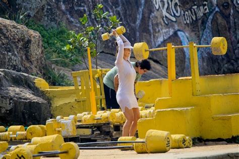 Guilhermina Guinle mostra disposição e treina em academia gratuita na praia