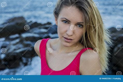 Arbeiten Sie Foto Im Freien Der Herrlichen Sexy Frau Mit Dem Blonden