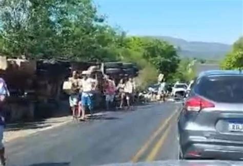 Carga De Leo De Soja Saqueada Ap S Carreta Tombar Na Br Em