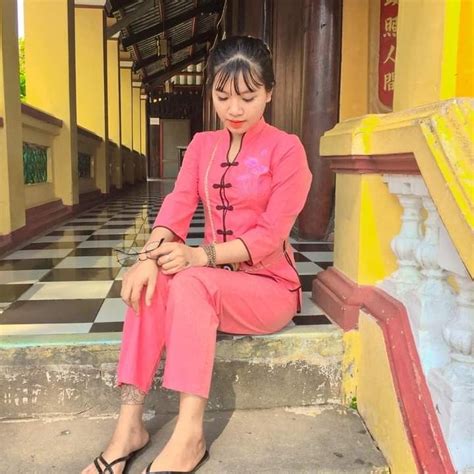 A Woman Is Sitting On The Steps Wearing A Pink Outfit And Black Sandals