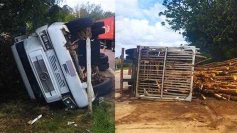 Caminh O Carregado Toras De Madeira Tomba Na Esquina De Tapes