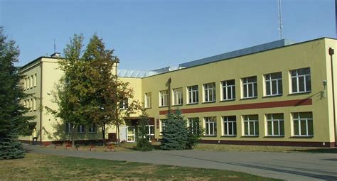 Szkoła Podstawowa im Kornela Makuszyńskiego w Kozłowie Biskupim dla