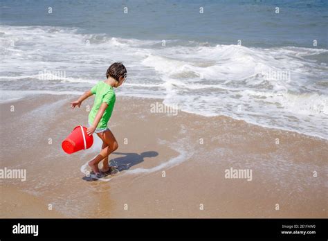 Petite fille en maillot de bains Banque de photographies et dimages à