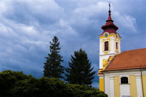 Torre De Uma Igreja Católica Em Rimavska Sobota Foto de Stock Imagem