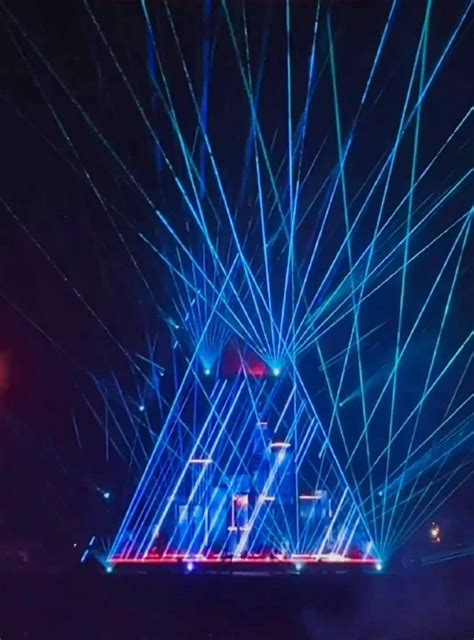 FERVEÇÃO Alok faz show em Copacabana em palco 360º e pirâmide