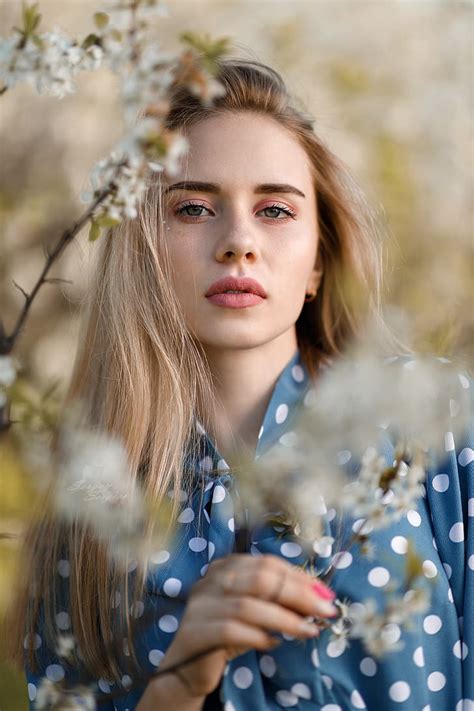Sergey Sergeev Mujer Rubia Pelo Largo Pelo Liso Mirando Al