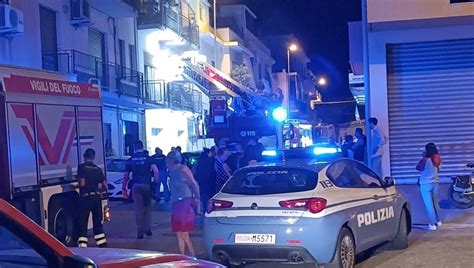 Paura Nella Notte A Reggio Calabria Incendio Divampa In Appartamento