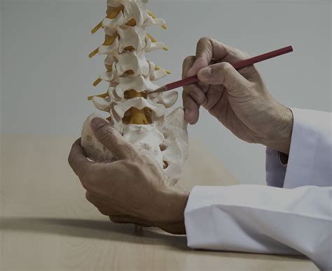 Kiedy operować przepuklinę kręgosłupa Premium Clinic Wrocław
