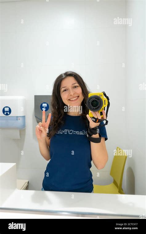 La Fille Se Photographie Dans Le Miroir Des Toilettes Des Femmes