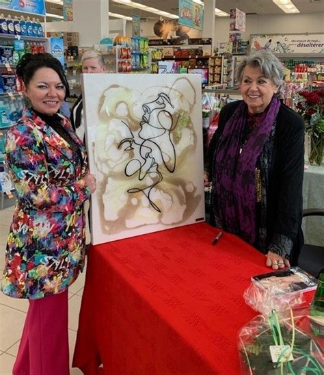 L artiste POMERLO remet une œuvre à Ginette Reno Courrier Frontenac