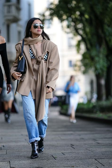 Cómo llevar jeans con el ruedo doblado en otoño 2023 Vogue