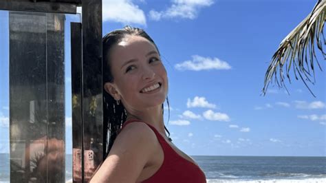 Larissa Manoela posa de biquíni em chuveiro Start no fim de semana