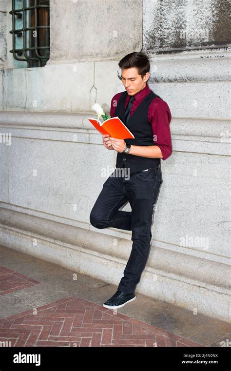 Vestirse En Una Camisa Roja Un Chaleco Negro Jeans Negros Y Una