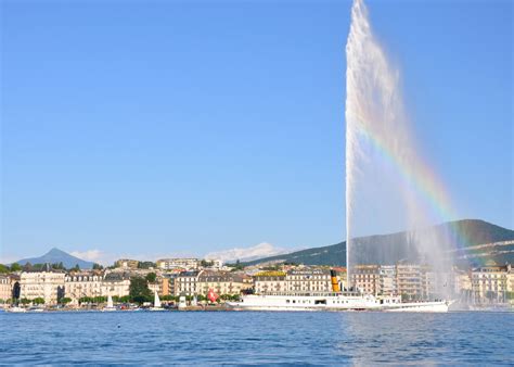 LE MAXIMUM Bateau à vapeur avc vue sur un jet d eau
